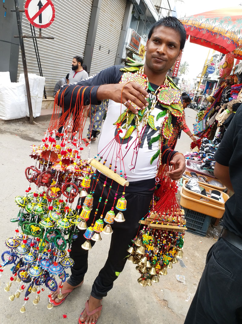 Hawker on foot | Sen Shombit